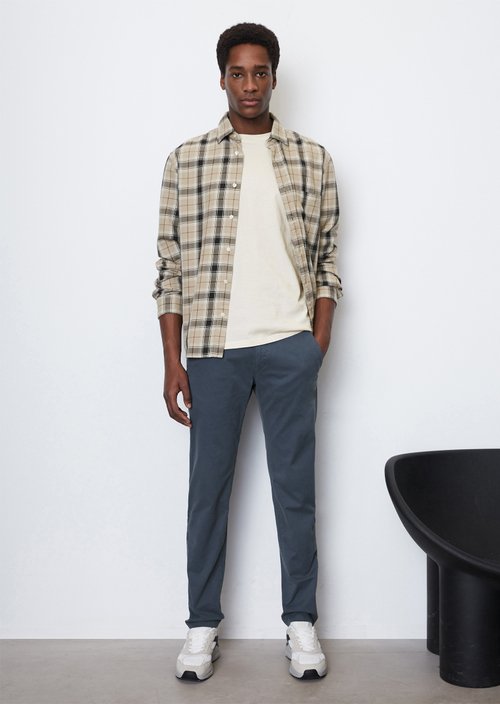 Chino model STIG shaped van een mix met biologisch katoen - blauw ...