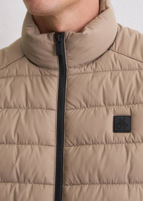 Pravidelná prošívaná vesta s praktickou brašnou - hnědá | Vesty | MARC ...