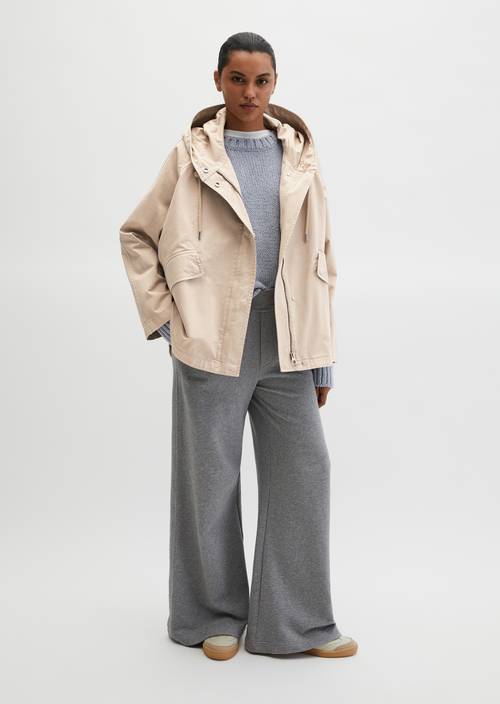 Plášťová bunda s kapucí uvolněná vyrobeno z kepru z organické bavlny ...