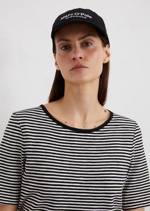 Camiseta de rayas regular Hecho de algodón orgánico slub jersey - negro | Ropa | MARC O’POLO