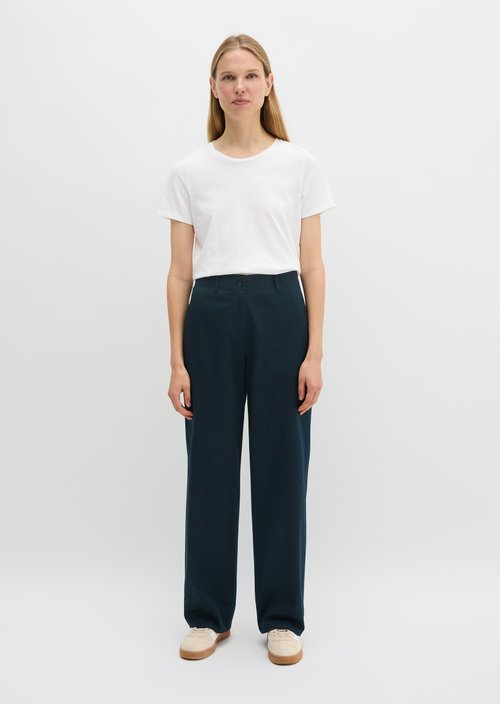 Chino modèle Lande large en sergé de coton organique extensible - bleu ...